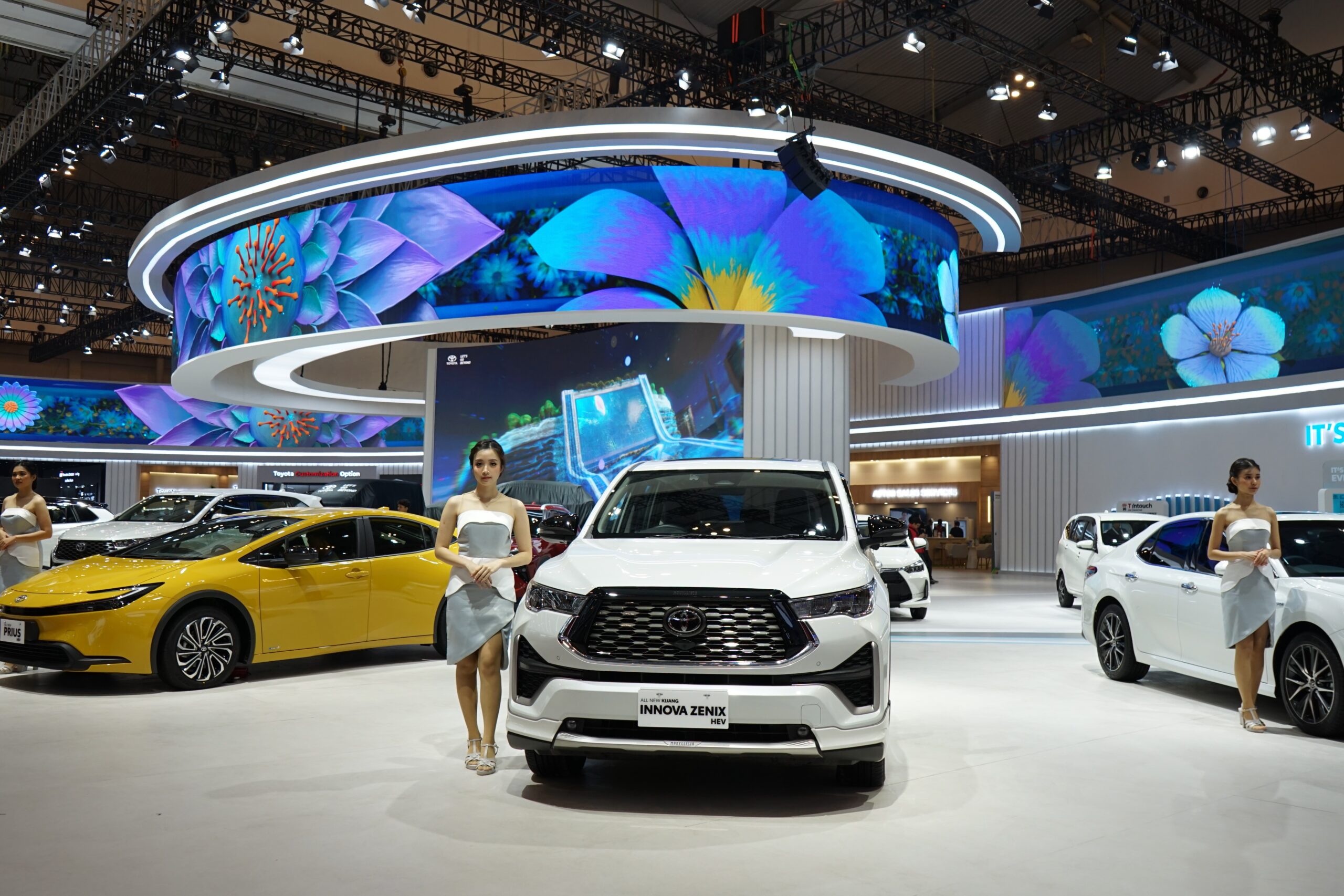 Toyota Kijang Innova Zenix HEV Dan Yaris Cross HEV Mendominasi Pasar ...